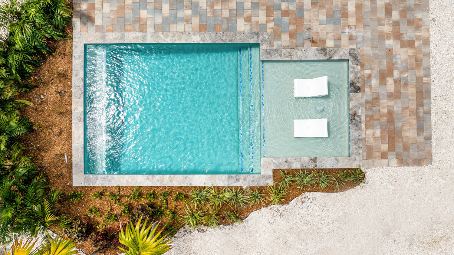 How to Plan the Ultimate Poolside Lounge with Submerged Seating and Su